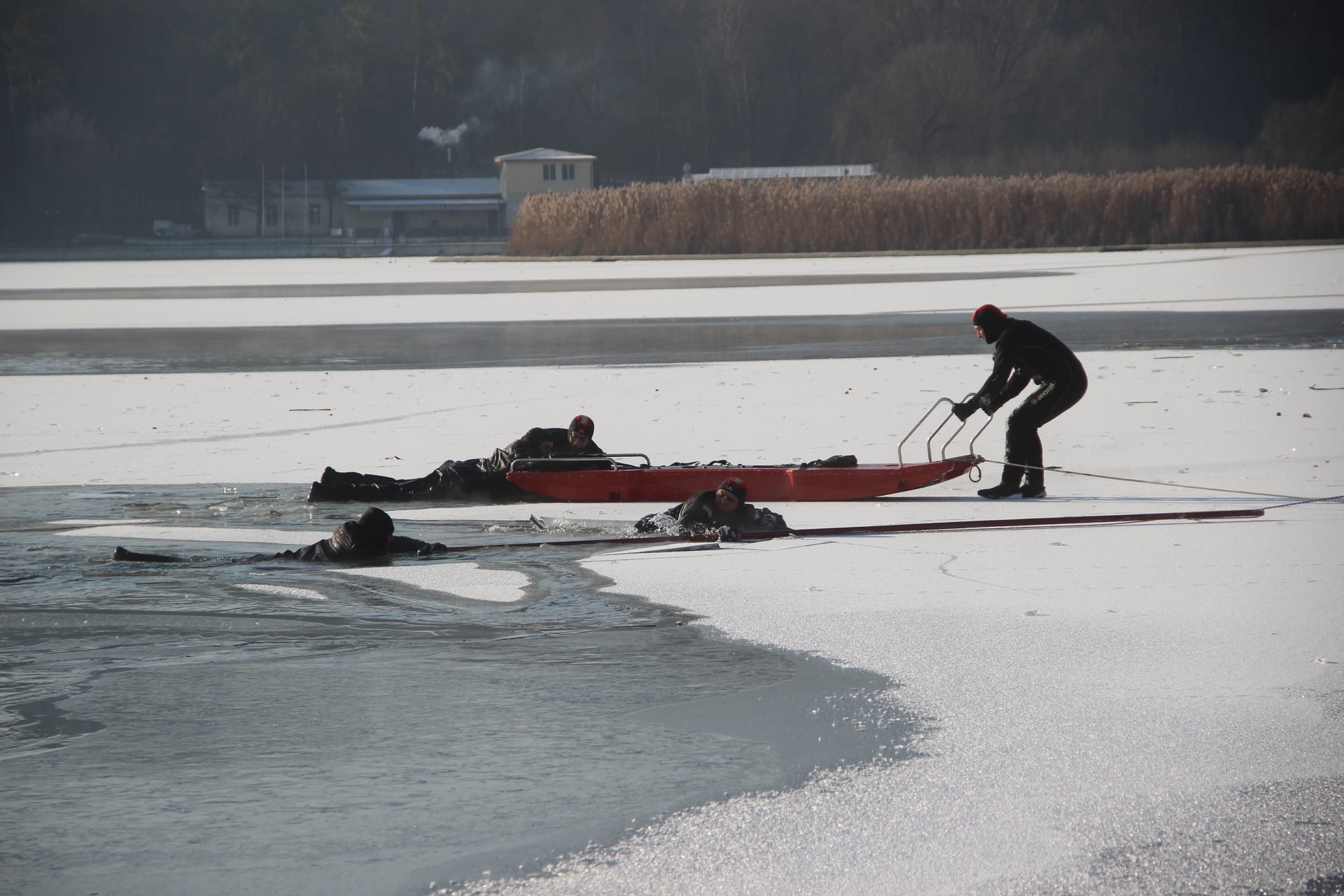 Cum vă puteți salva dacă vă prăbușiți sub gheață. RECOMANDĂRI ...