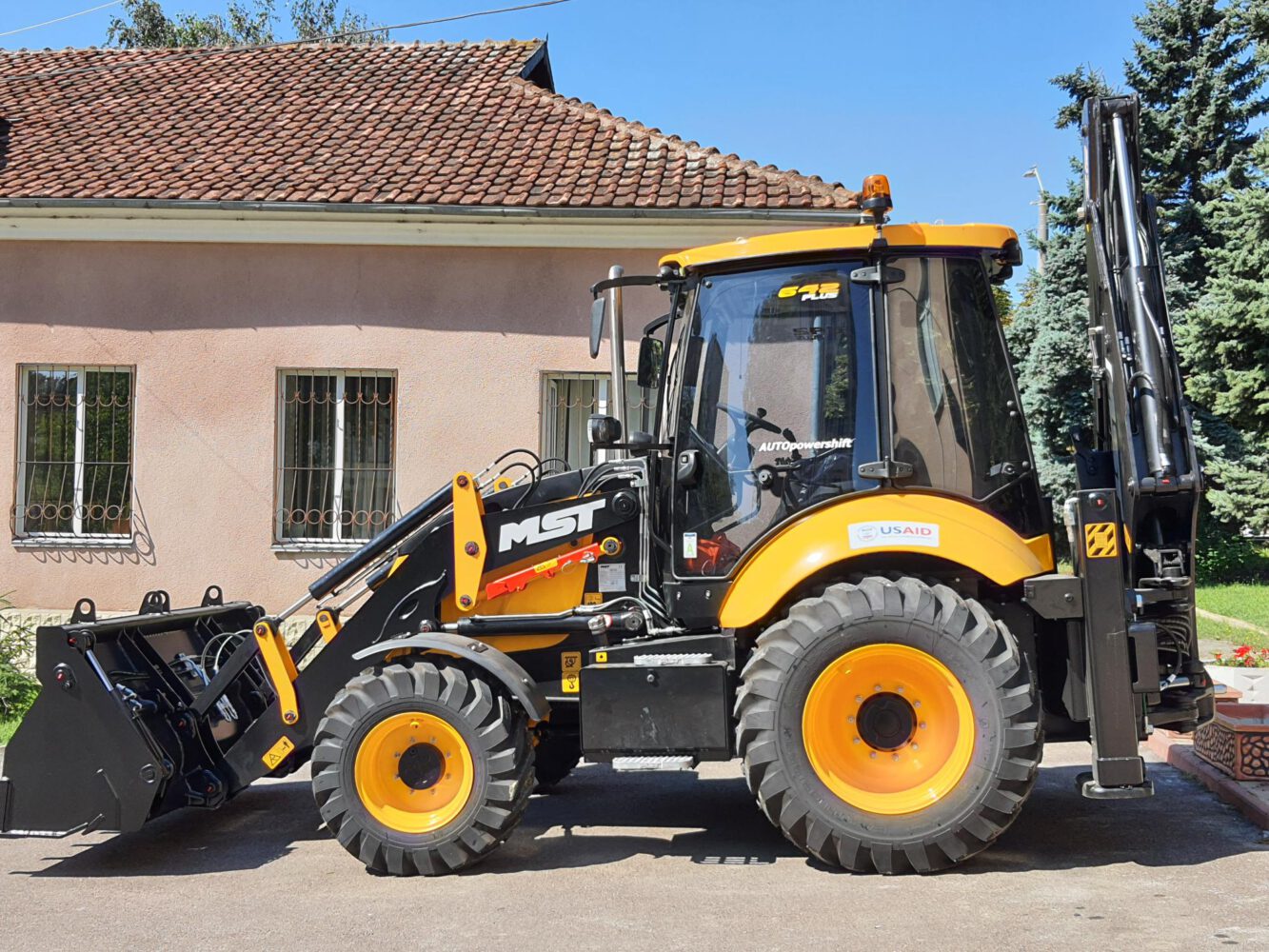 Buldoexcavatoare pentru Ialoveni și Costești, oferite cu suportul ...