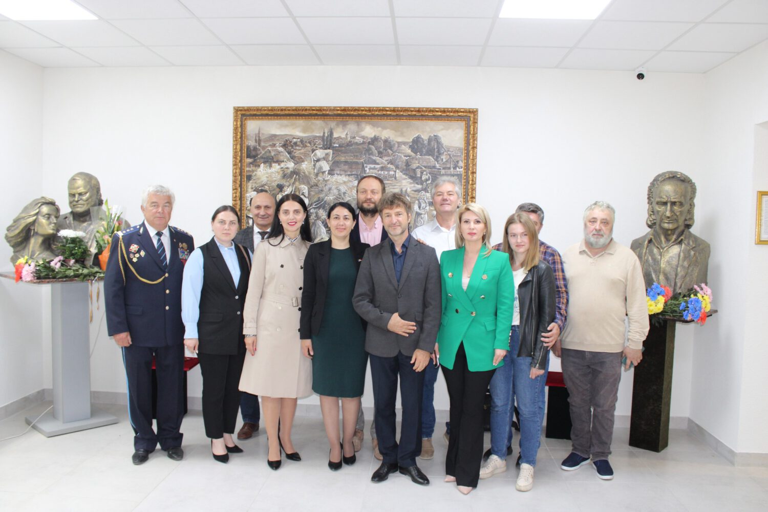 Busturile lui Grigore Vieru și a soților Doina și Ion Aldea-Teodorovici ...